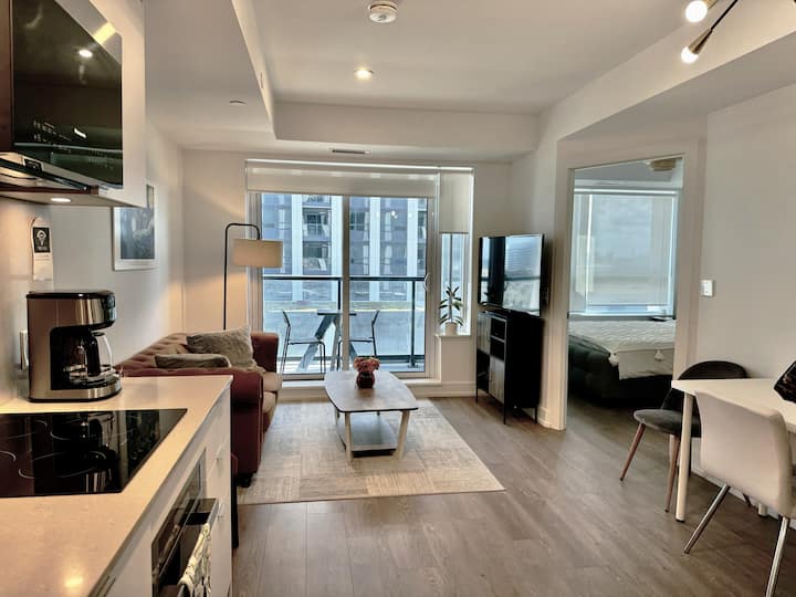 New Modern Gem In Dt Markham. - Markham
