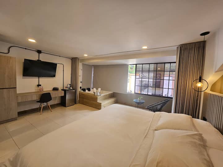Party Agua House Medellin 5br W/5hot Tub - Medellín, Colombia