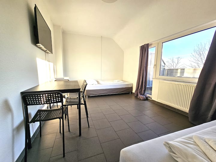 Großes 2 Zimmer Apartment Mit Balkon - Neuss