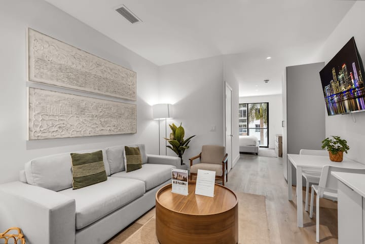 Pool, Balcony, Gym, Sauna, Spa, Café, Downtown - Coral Gables