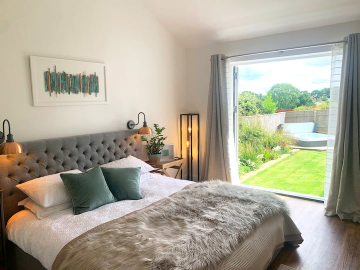 New Cuckoo's Retreat - Luxurious, Garden, Jacuzzi - Pendower Beach