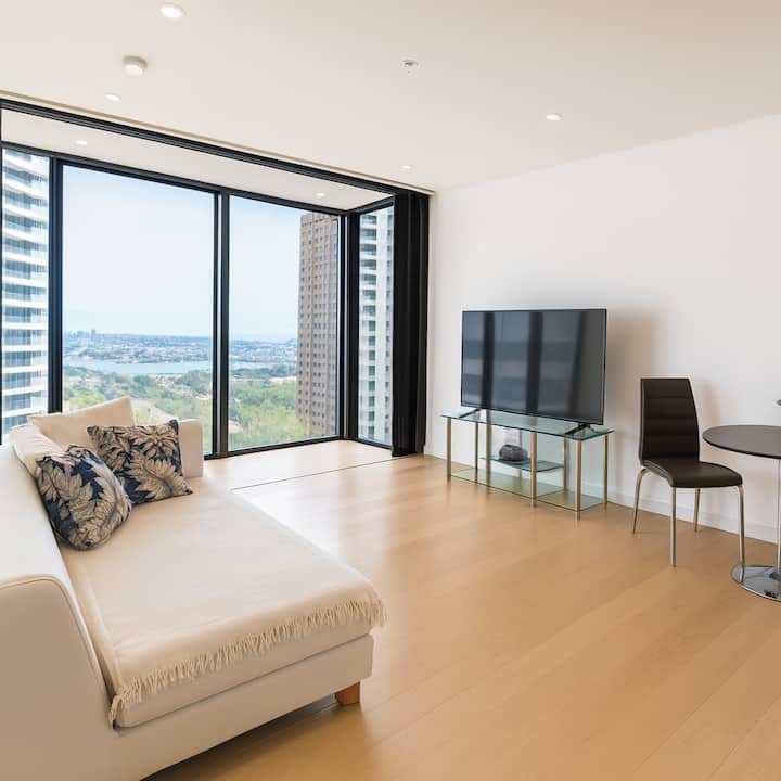 Bay Views Prime Location Retreat - Crows Nest