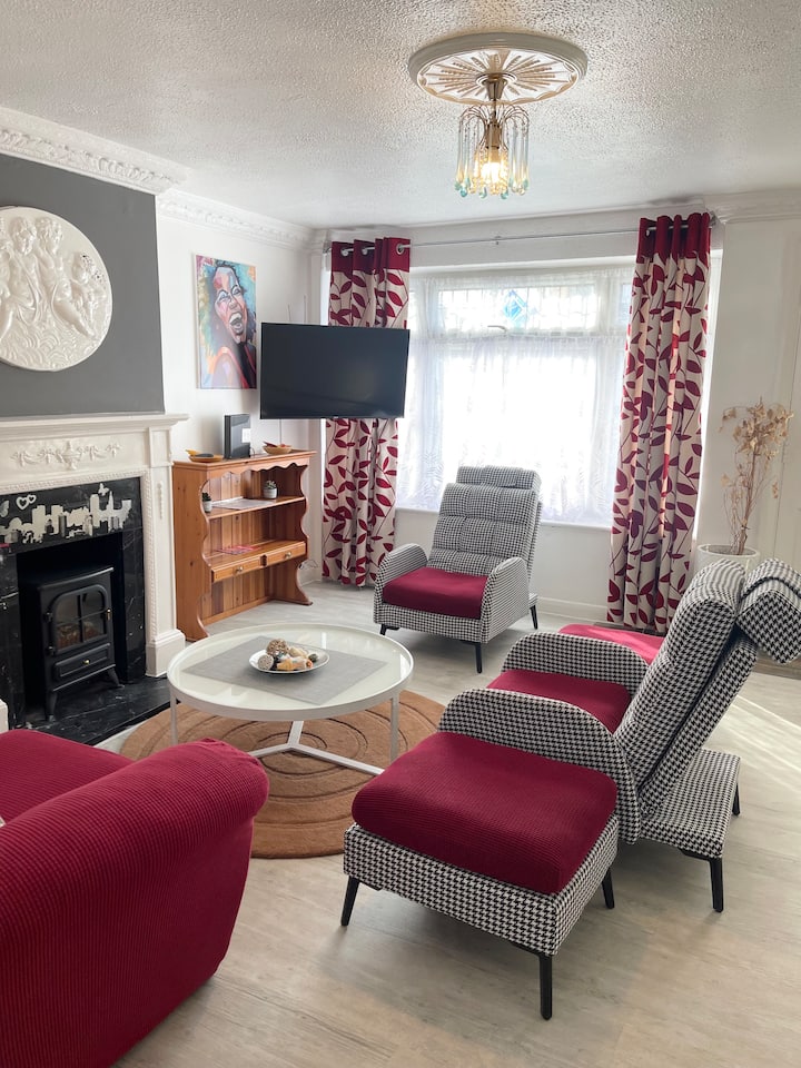 Shepherds House - 4/5 Bedroom - Romford