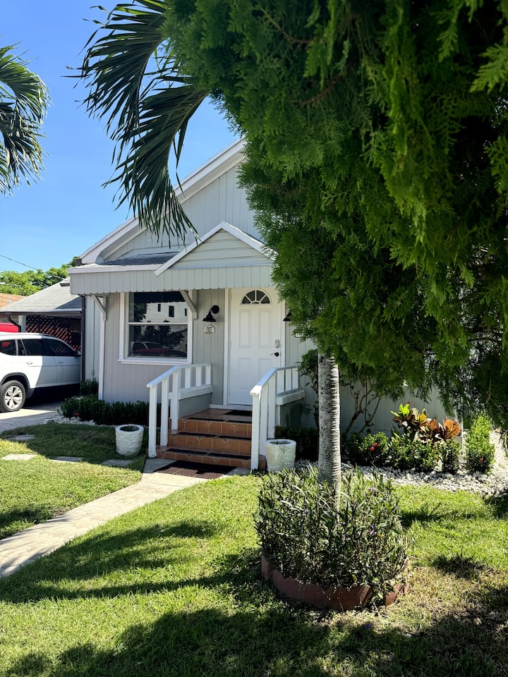 Spacious Miami House, Private Garden 8 Br/ 6ba 3x1 - Miami, FL