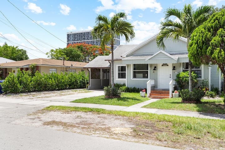 Spacious Miami  7/5 Baths, Perfect For Big Groups - Miami