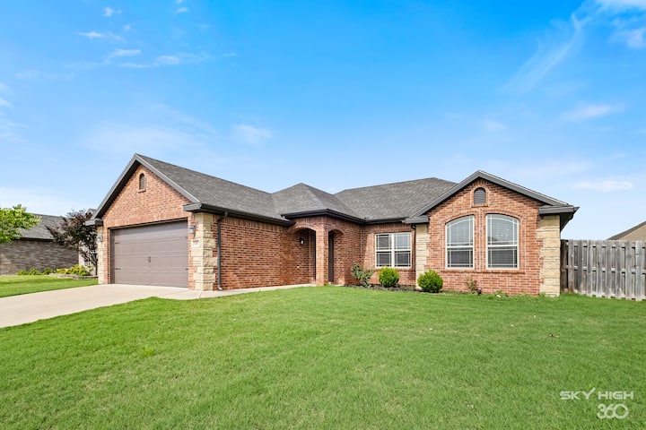 The Colorful Casa: Near Amp/promenade/bike Trails - Lowell, AR