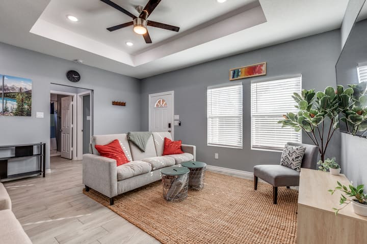 New Cozy Family Home By Downtown | Parking & Patio - San Antonio, TX
