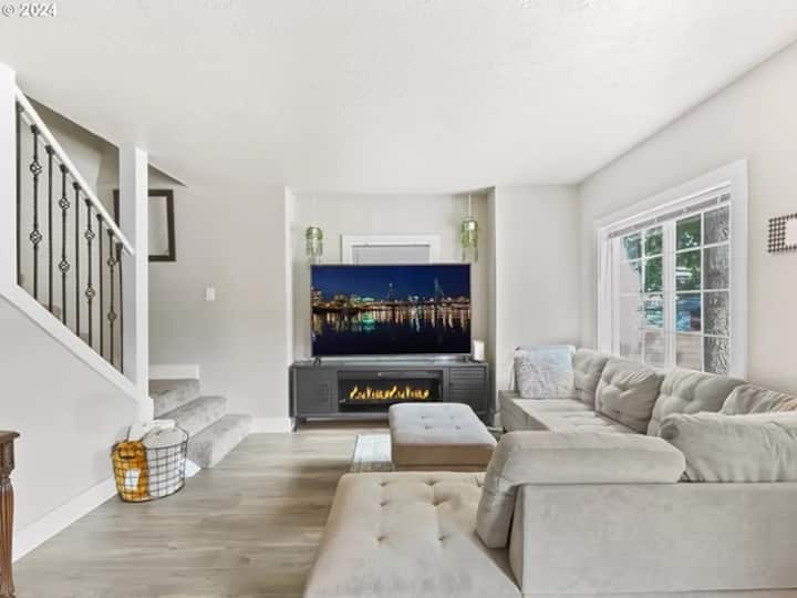 Large Cozy Home - Portland, OR