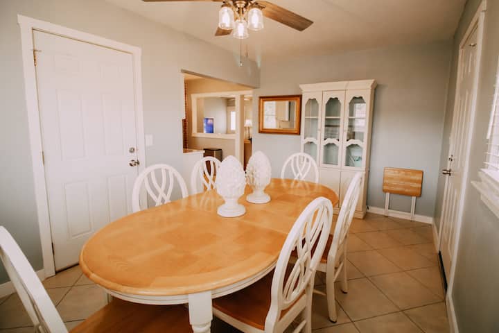 Vintage Bungalow 20 Min To Beach, Hot Tub + Garden - Bradenton, FL