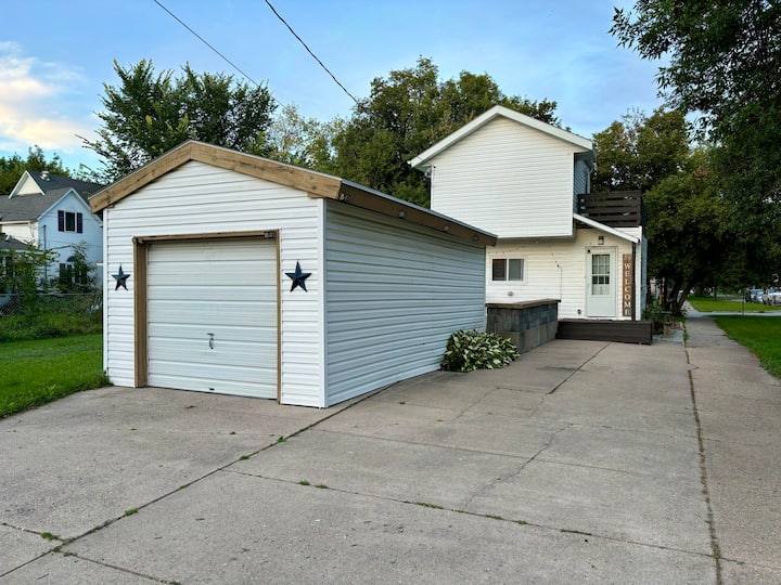 Ells Eccentric Bungalow - Grand Forks, ND