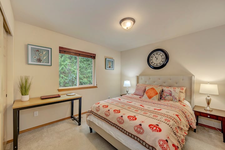 Room & Shared Full Bath In Quiet & Stylish Home - Woodinville, WA