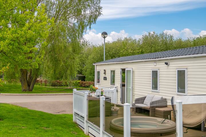 Cosy Hot Tub Caravan At Tattershall Lakes No.51 - Lincolnshire