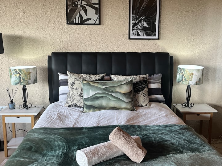 1 Bedroom Apartment In Waterkloof Glen, Pretoria - Pretoria