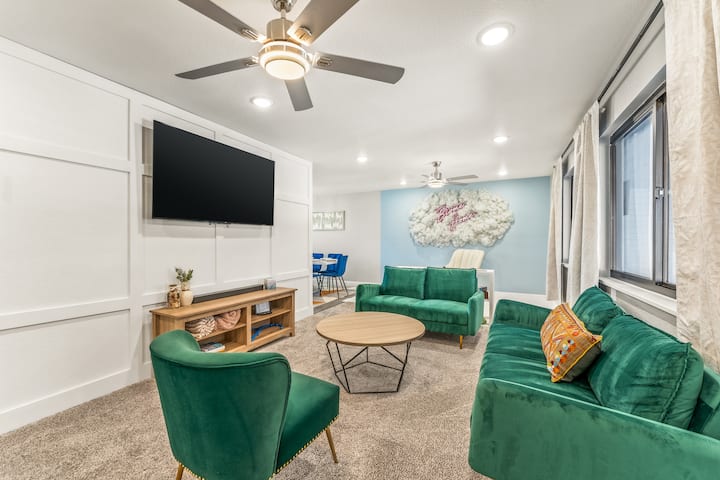 Summer Vibes | 5br Home | Hot Tub | Billiards - Denver, CO
