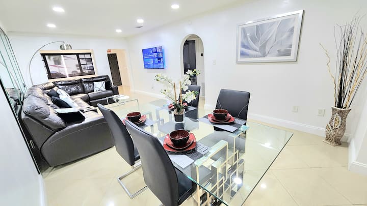 Cozy Home Centrally Located Near Hollywood Beach - Miami Gardens, FL