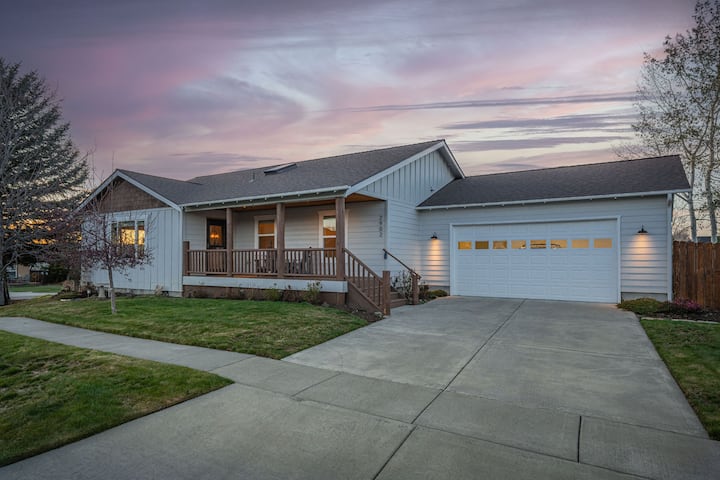Modern Lodge With A Jacuzzi Tub - Bend, OR
