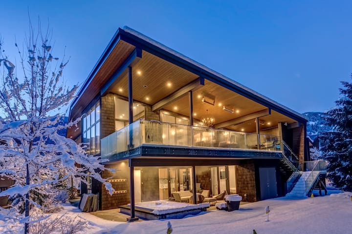 Home Hill Retreat Cypress | Multifamily Getaway - Whistler