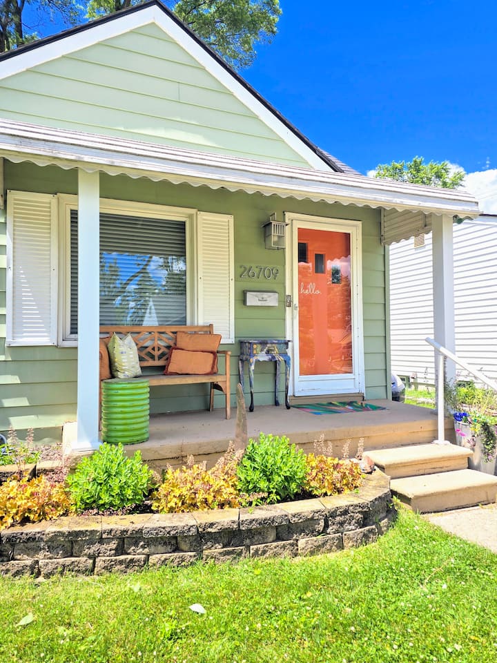 Bunaglow With 2 Bedrooms, 2 Baths, Sauna & Parking - Warren, MI