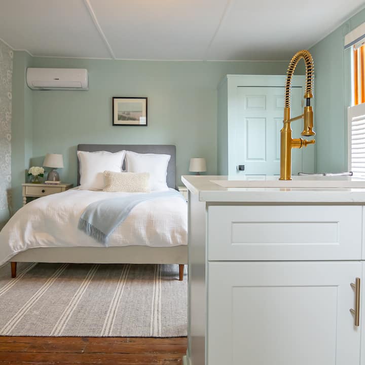 The Burbank Rose: Briar Rose Suite - Newport, RI