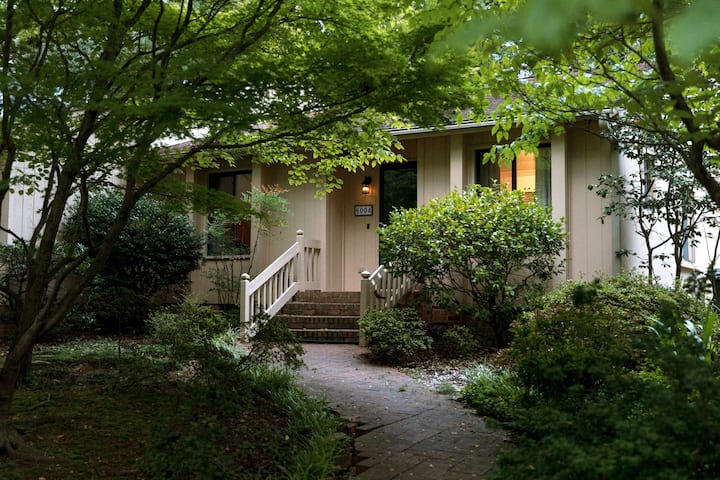 North Hills Haven: Cold Plunge, Projector, Firepit - Raleigh, NC