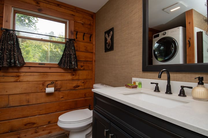 Relaxing Retreat: Hot Tub, Movie Night & Popcorn - Big Rock, IL