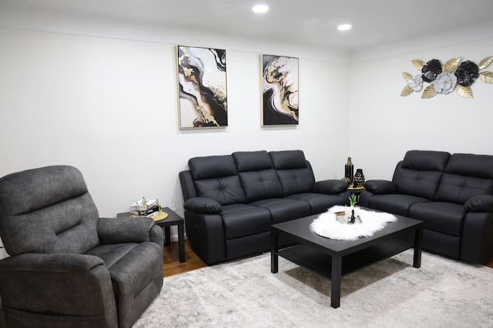 Charming, Central, Cozy Home - Ideal - Dearborn, MI