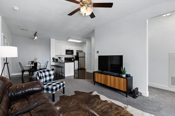 Modern Comfort With Mountain Views
 |Hottub|gym - Sandy, UT