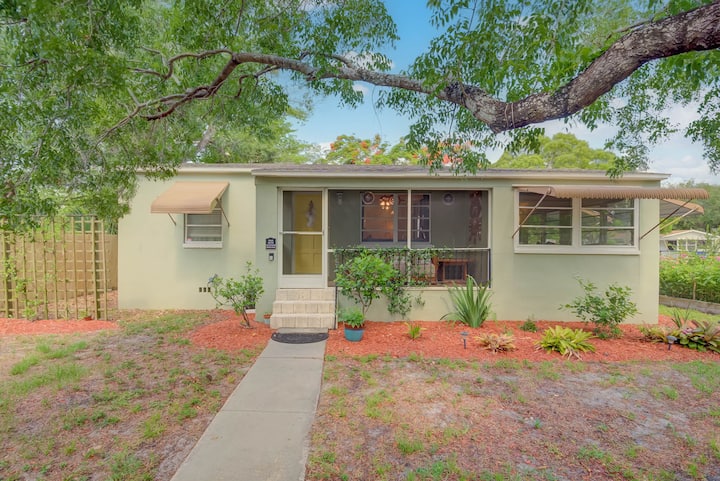 Cute, Cozy Vintage Modern Home ( Vintage Bungalow) - Fort Myers