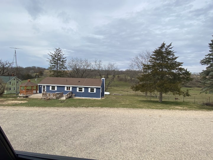 The Farmhouse Country Ranch - Apple River Canyon State Park