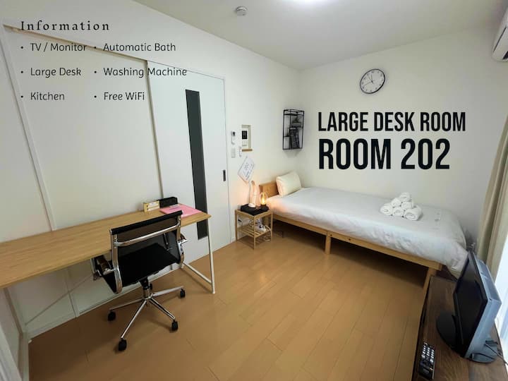 東武スカイツリー竹の塚駅から徒歩8分で近隣にコンビニ近く便利
202号室はデスク付きのシングルベット - Tokyo