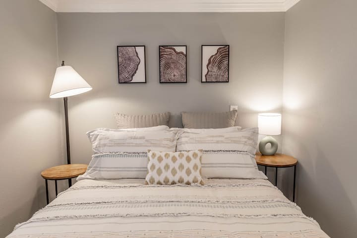 Recently Updated, 2 Blocks To Square, Close To Twu - Denton