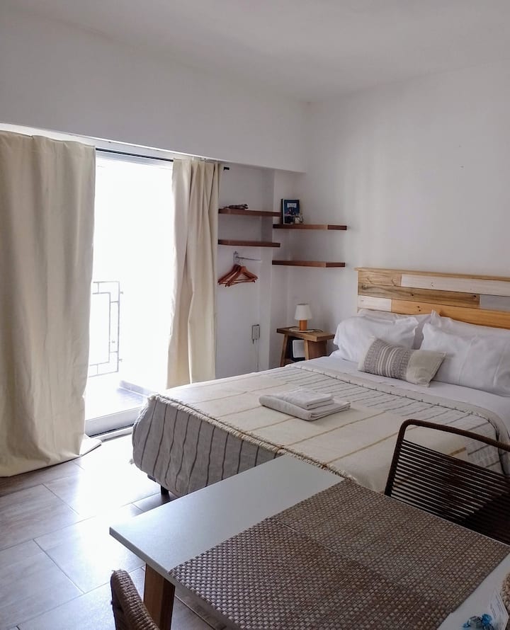 Luminoso Estudio Con Balcón En El Centro Porteño - Buenos Aires