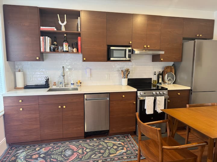 Renovated Central Apt 2b/1ba Free Parking! - Shelburne, VT
