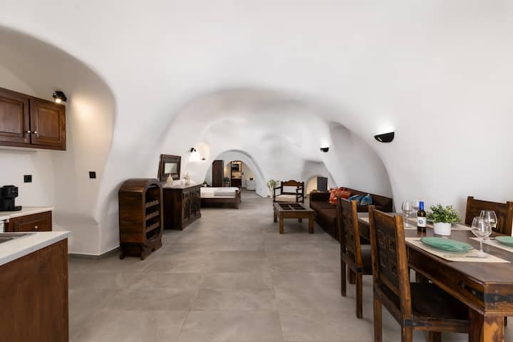 Executive Cave Suite At Enalion Suites - Oia