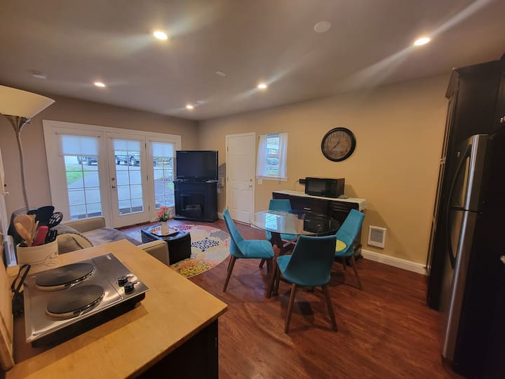 Private Guesthouse - Salem, OR