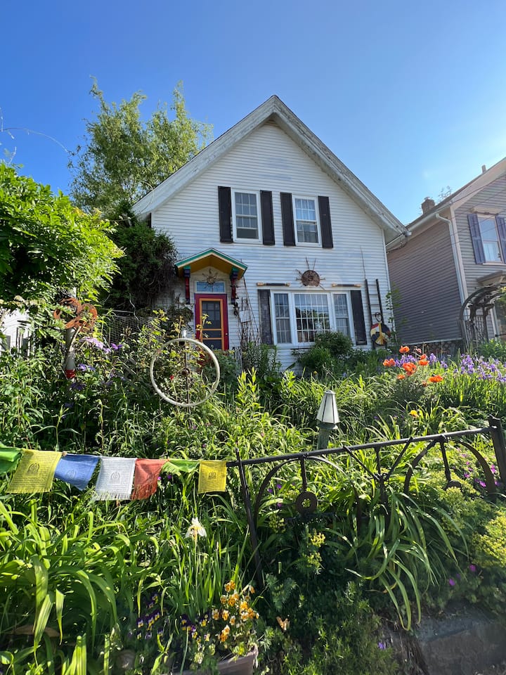 Cozy Eclectic Art House - Mansfield Hollow Lake, CT