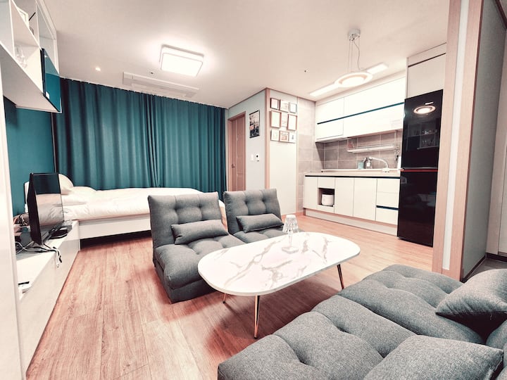 [오락실-큰사이즈] 공항10분#동문시장5분#라면,생수 무제한#넷플릭스.유튜브+주차무료 - 일도2동