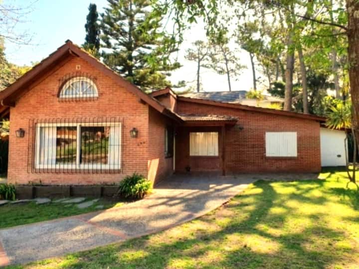 Hermosa Casa Cerca De La Playa Y Del Centro - Pinamar