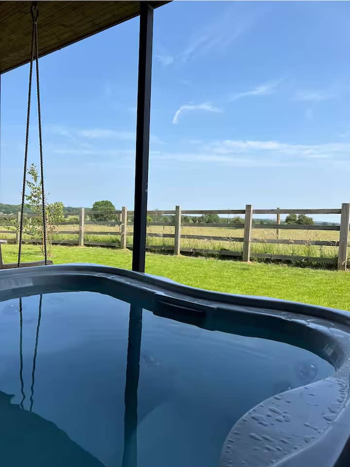 The Fuller's Shed All Weather Private Hot Tub - Hinckley
