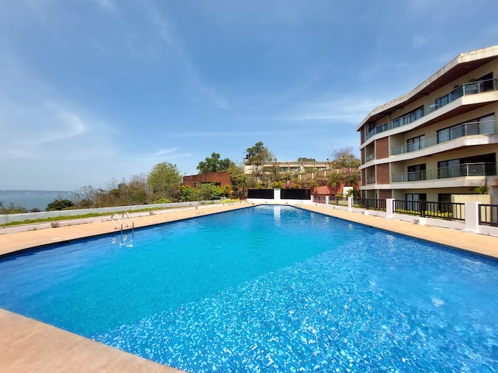 Elegant Sea View 2bhk In Panjim W/ Shared Pool - Goa