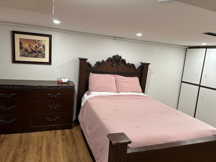 Adorable 2 Bedrooms  Unit Near Riverside - Windsor, ON, Canada