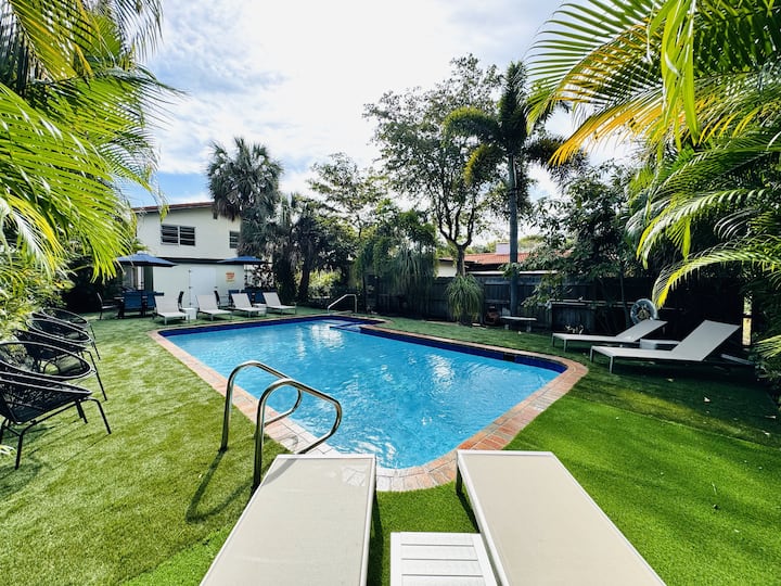 Trendy & Central 2 Bedroom Apt - Fort Lauderdale, FL