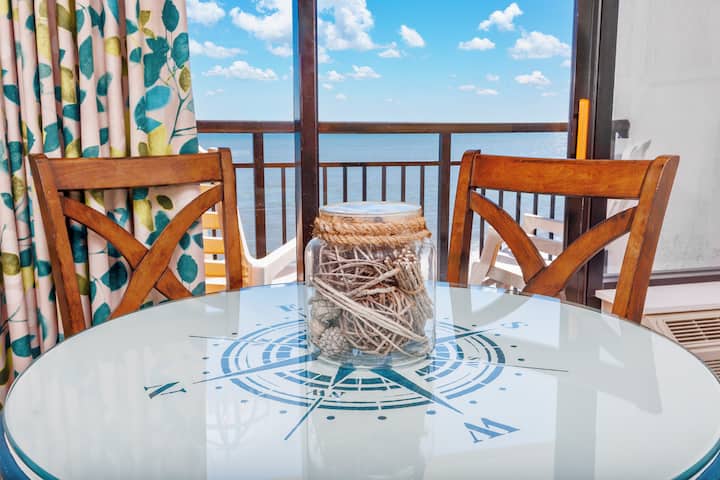 Froggy's Beach Pad -Ocean Front King Retreat - Myrtle Beach