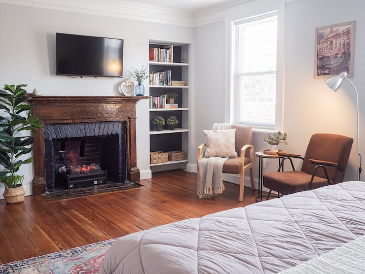 King Room - Timeless Comfort In Little Italy - Baltimore, MD