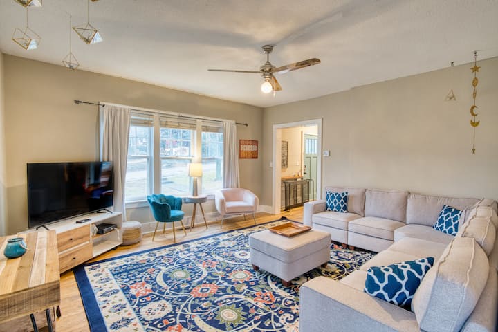 Hilltop Hideaway Spacious 3/2 W/ Large Balcony - Fayetteville, AR