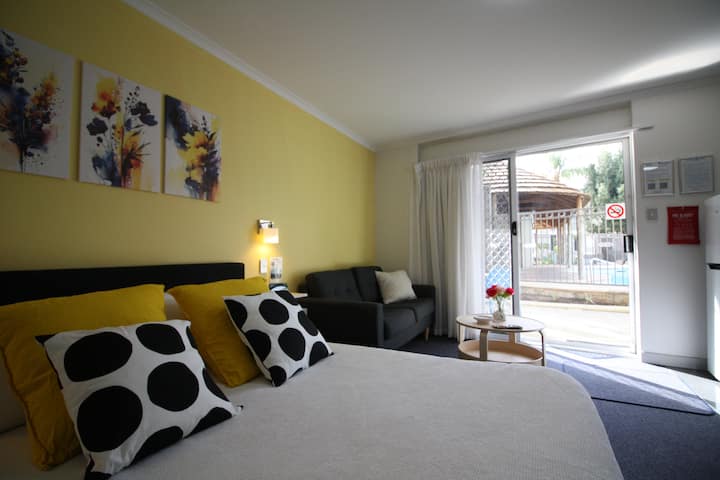 Modern 1br: Netflix, Kitchenette, Pool & Patio - 曼杜拉