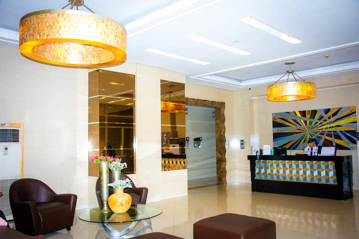 Spacious 1br W/ Balcony, Wifi, Smarttv, Pool & Gym - Quezon City