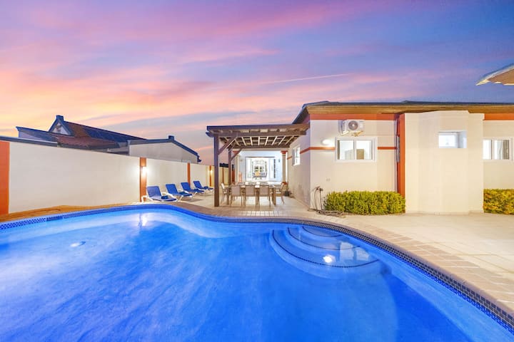 Sleeps 11 ~ Amazing Location ~ Spacious ~ Pvt Pool - Aruba