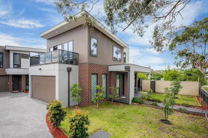 Churchill Lux, Elegant Town House Only 10 Min Cbd - Melbourne