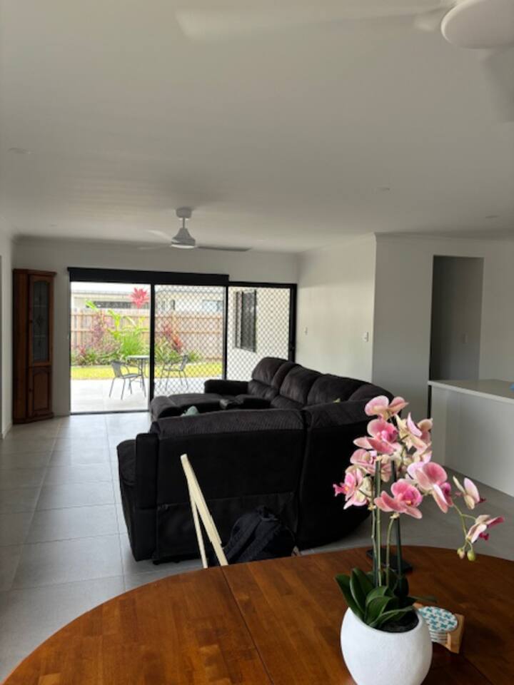 Redlynch Cairns, Australia. (1-2 Rooms) - Cairns